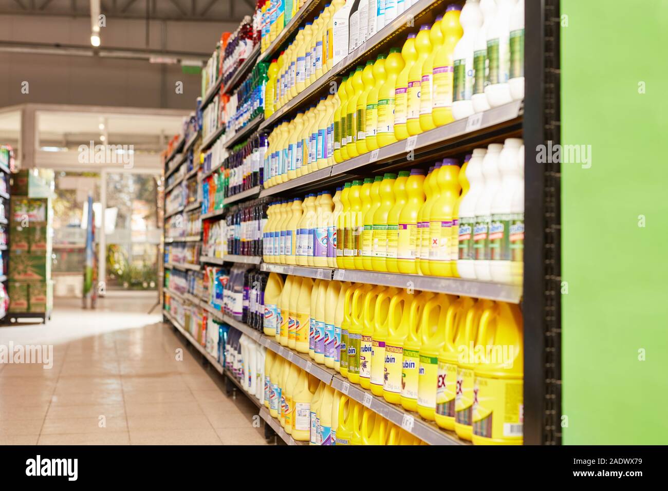 Supermarket full shelves hi-res stock photography and images - Alamy