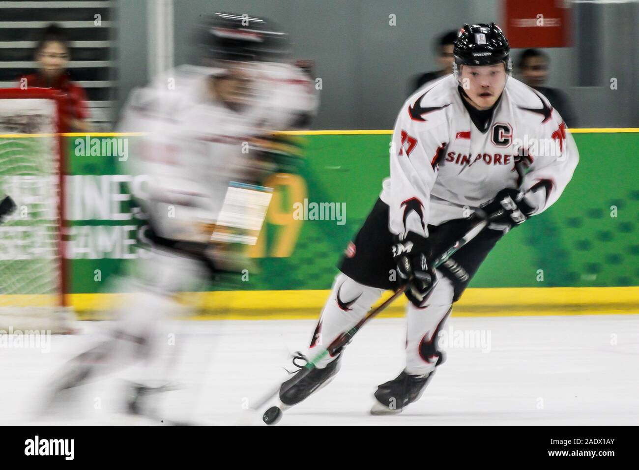 Pasay City, Philippines. 5th Dec, 2019. Wee Chew (R) of Singapore ...