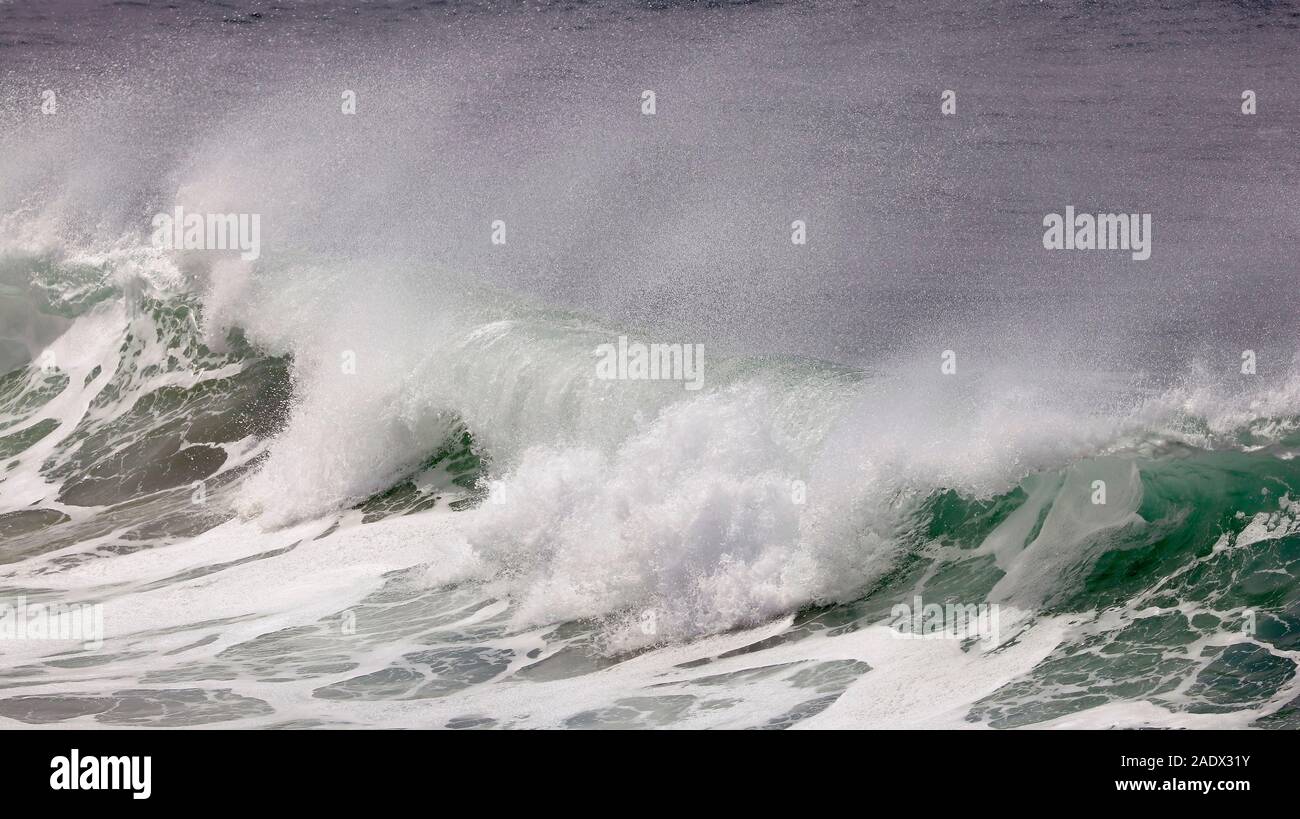 Fistral waves hi-res stock photography and images - Alamy