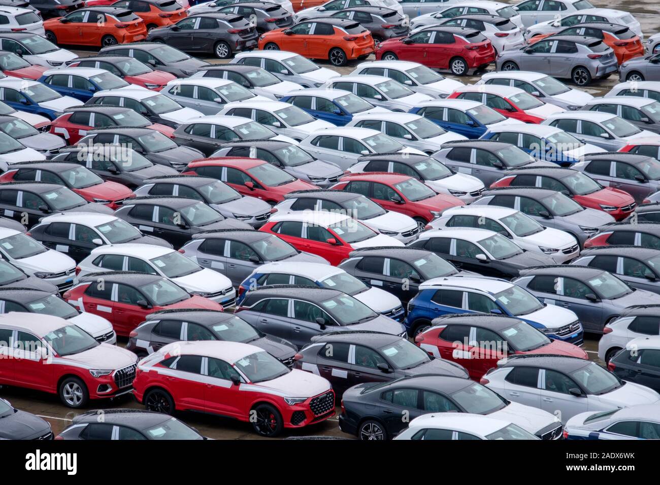Row brand new cars hi-res stock photography and images - Alamy