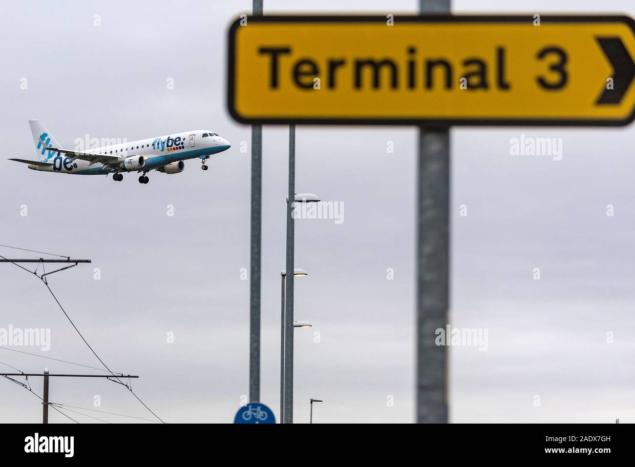 Flybe embraer aicraft hi-res stock photography and images - Alamy