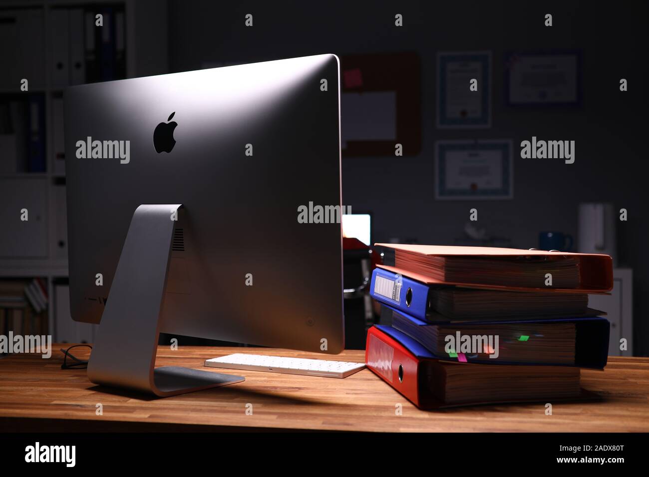Apple imac computer aganist empty office Stock Photo - Alamy