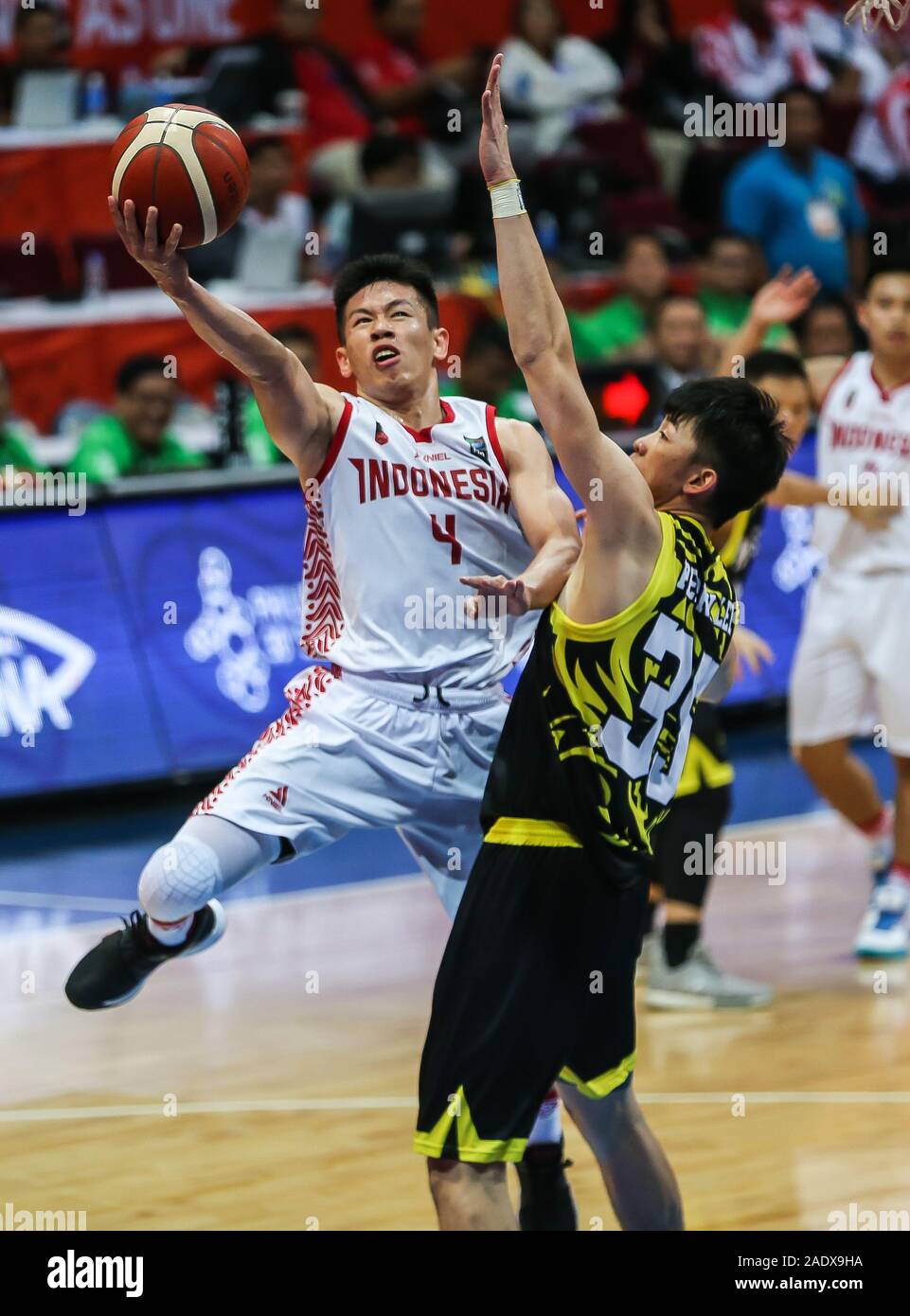 Pasay City, Philippines. 5th Dec, 2019. Abraham Damar Grahita (L) of ...