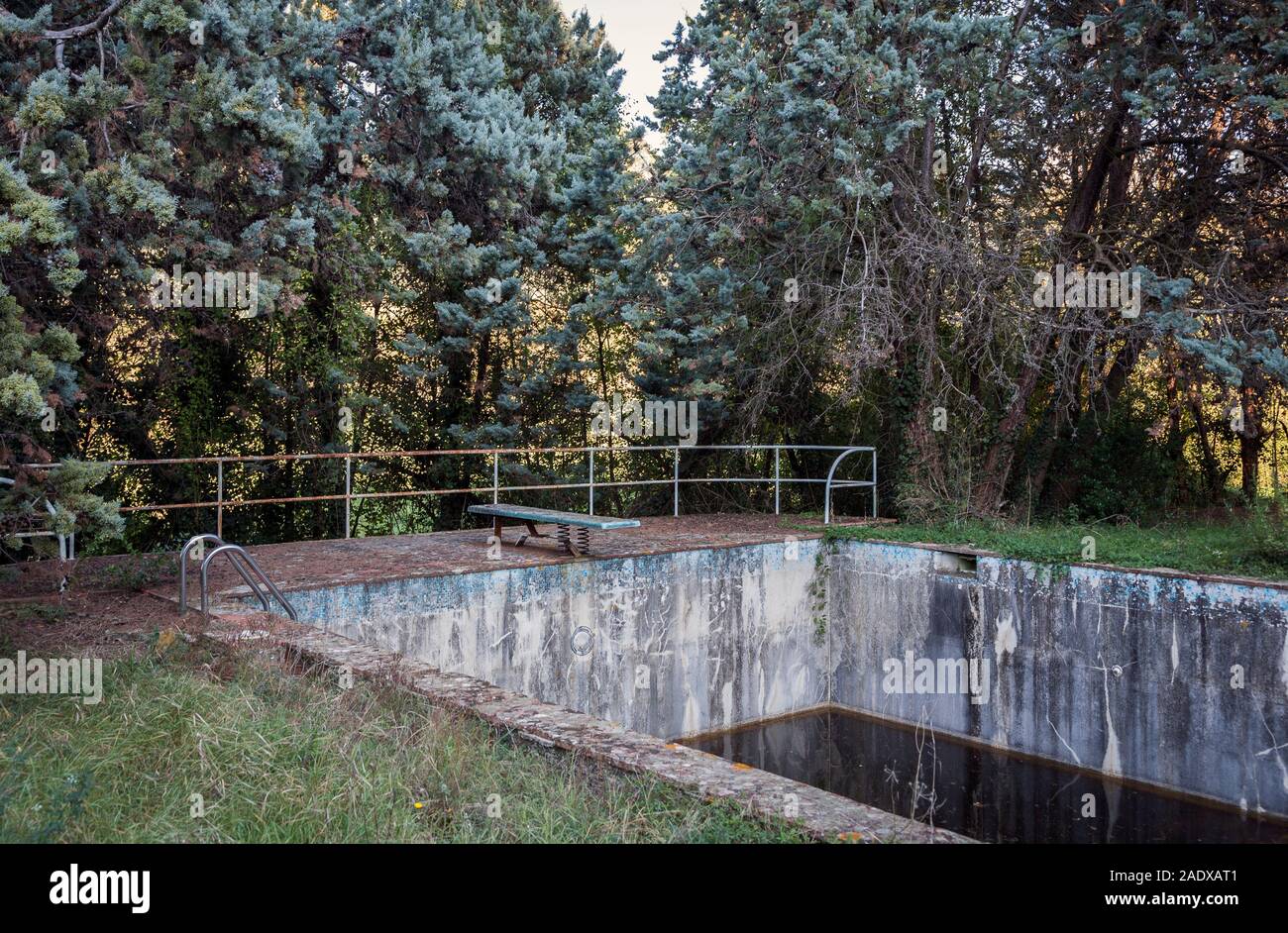 Abandoned ruined swimming pool hi-res stock photography and images - Alamy