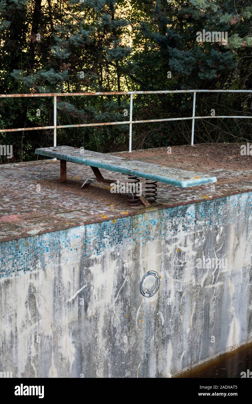 Abandoned ruined swimming pool hi-res stock photography and images - Alamy
