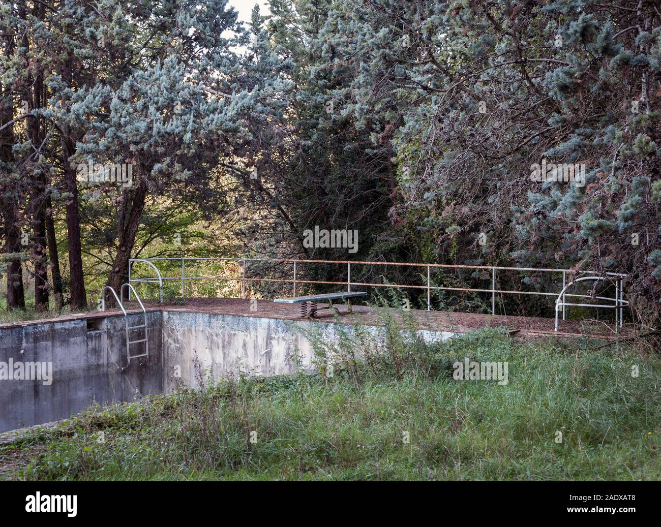 Abandoned ruined swimming pool hi-res stock photography and images - Alamy