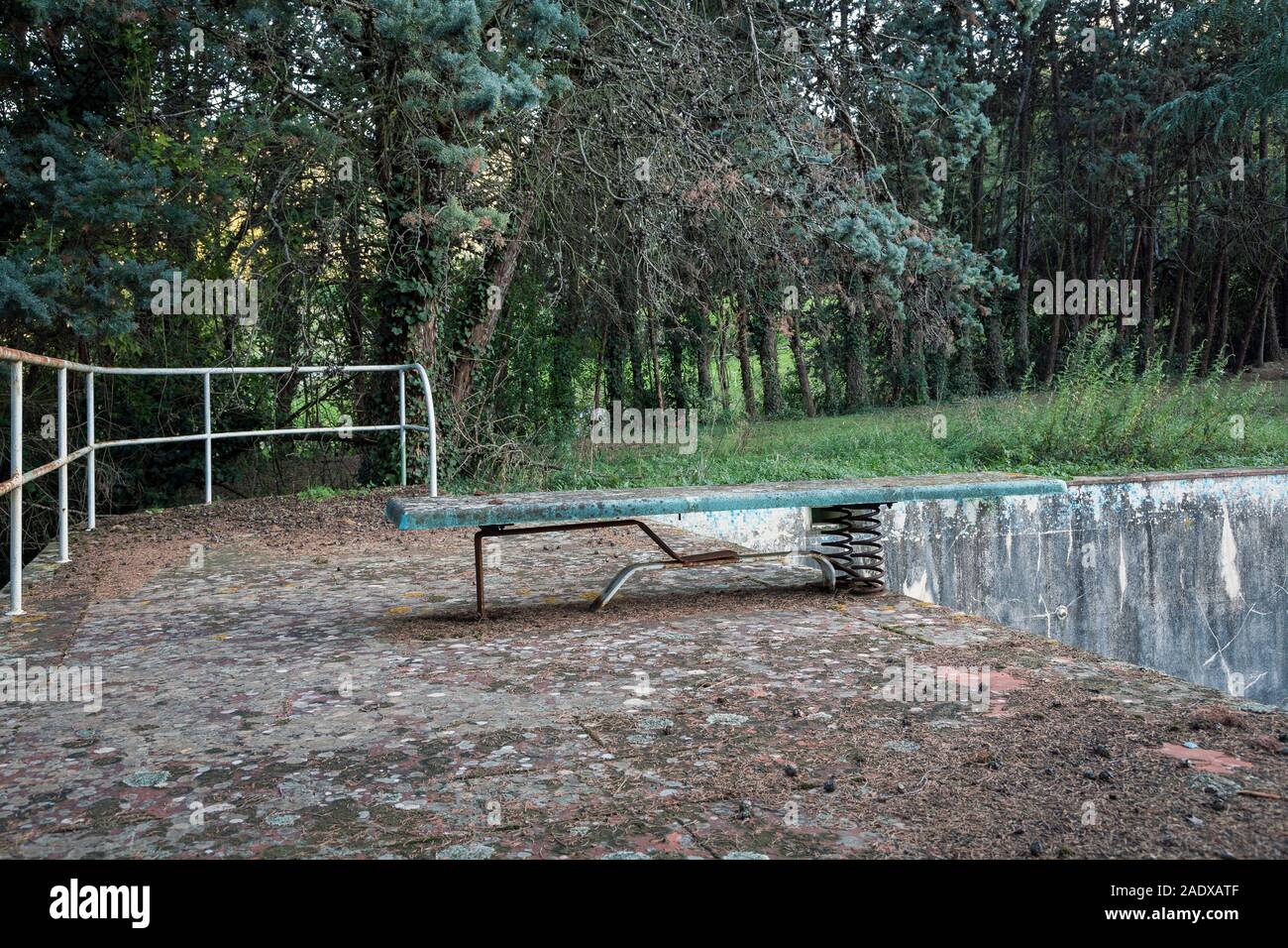 Abandoned ruined swimming pool hi-res stock photography and images - Alamy