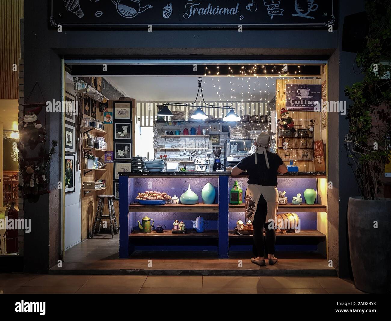 Night street snack bar view hi-res stock photography and images - Alamy