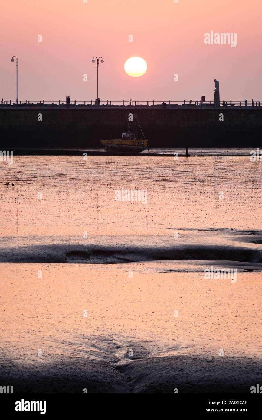 Morecambe bay promenade at night hi-res stock photography and images ...