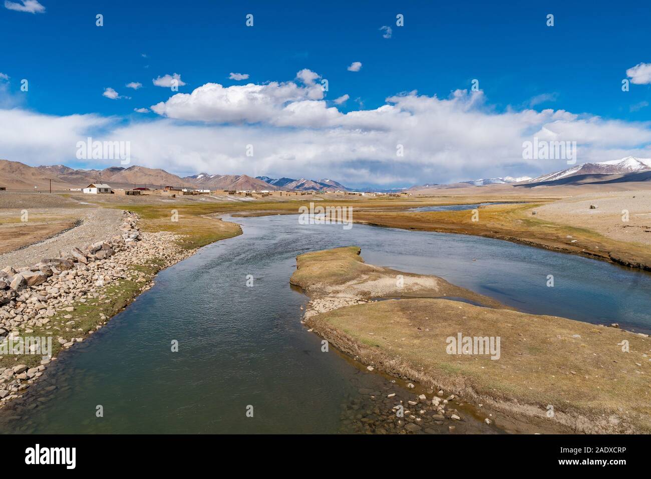 Pamir Highway M41 Gunt River near Alichur with Picturesque View of Snow ...