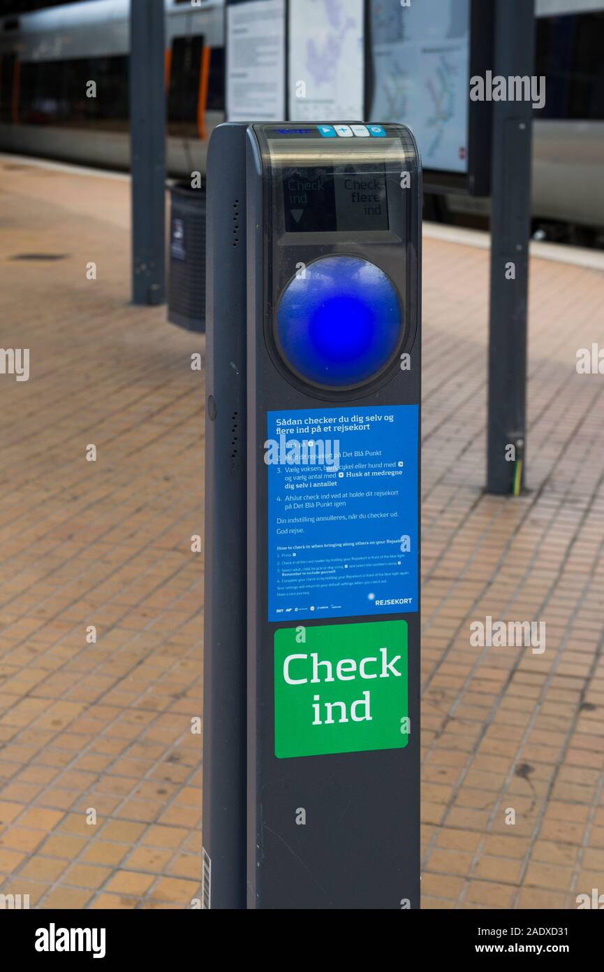 Platform ticket machine hi-res stock photography and images - Alamy