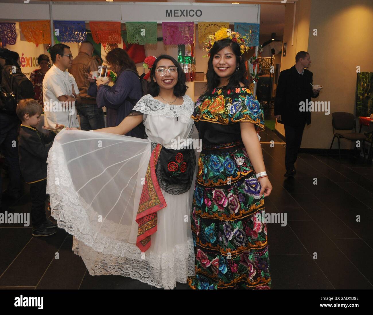 Costumes of various countries hi-res stock photography and images - Alamy