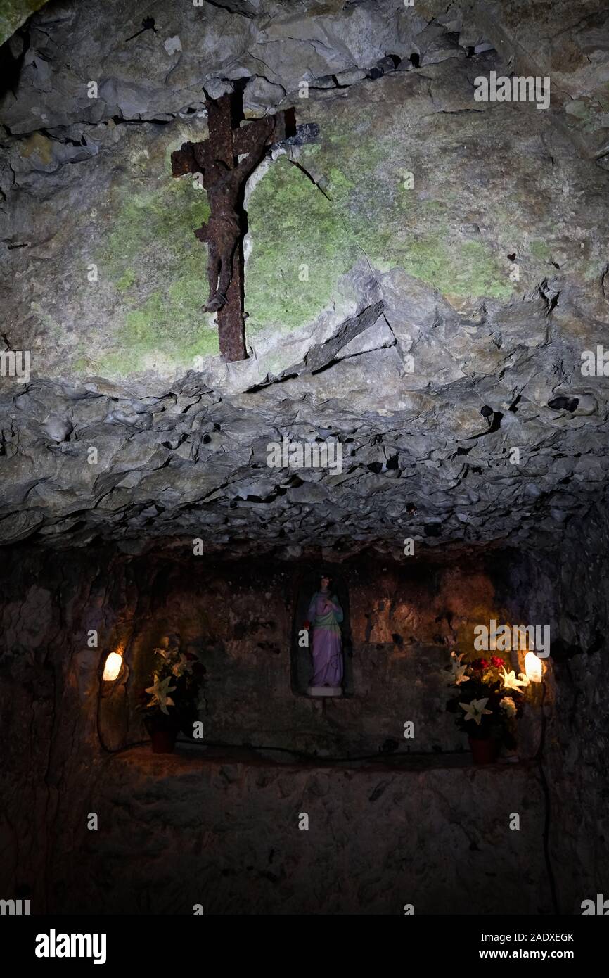 The chapel in the Cité souterraine de Naours (underground city of ...