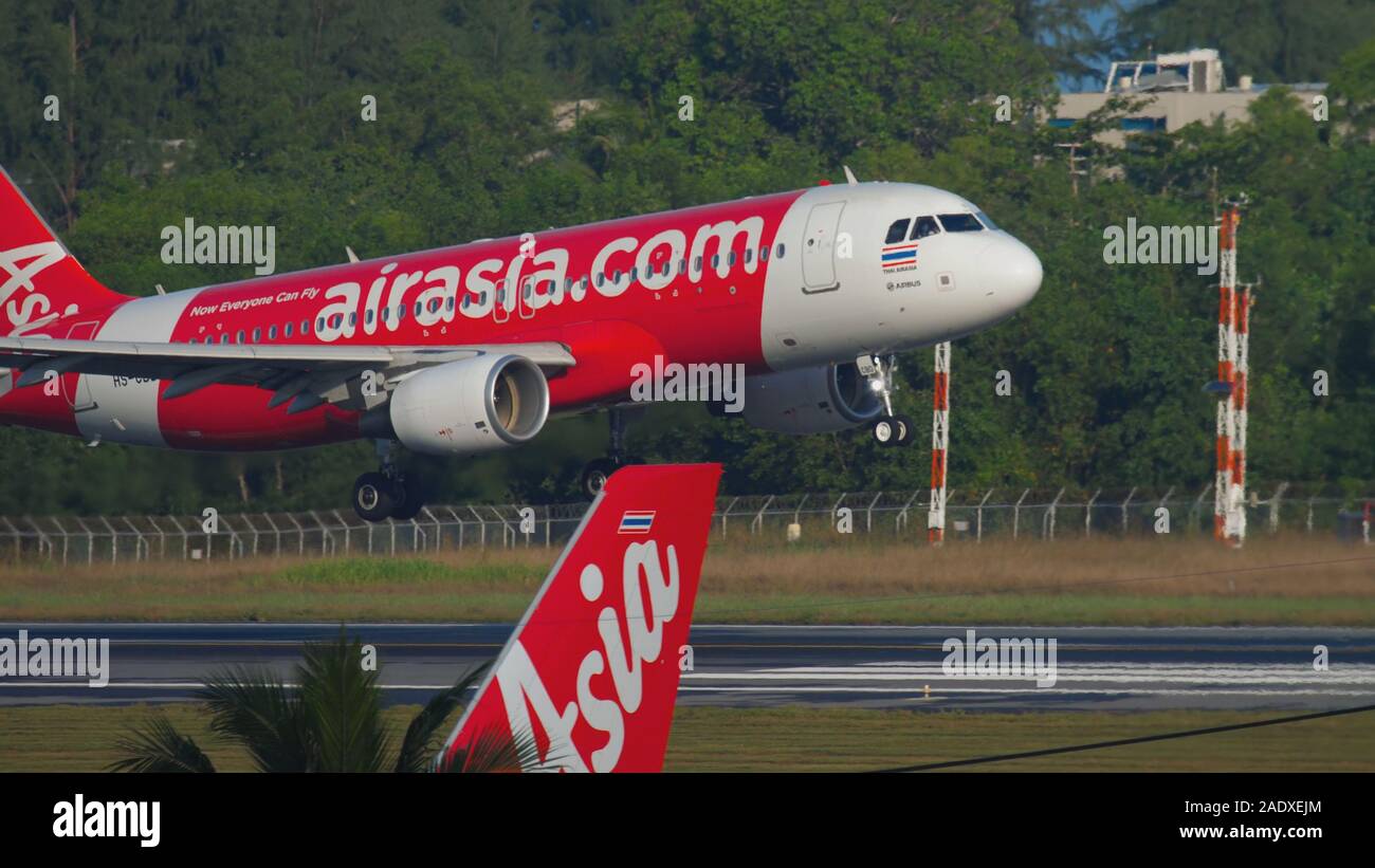 Airbus 320 airliner landing hi-res stock photography and images - Alamy
