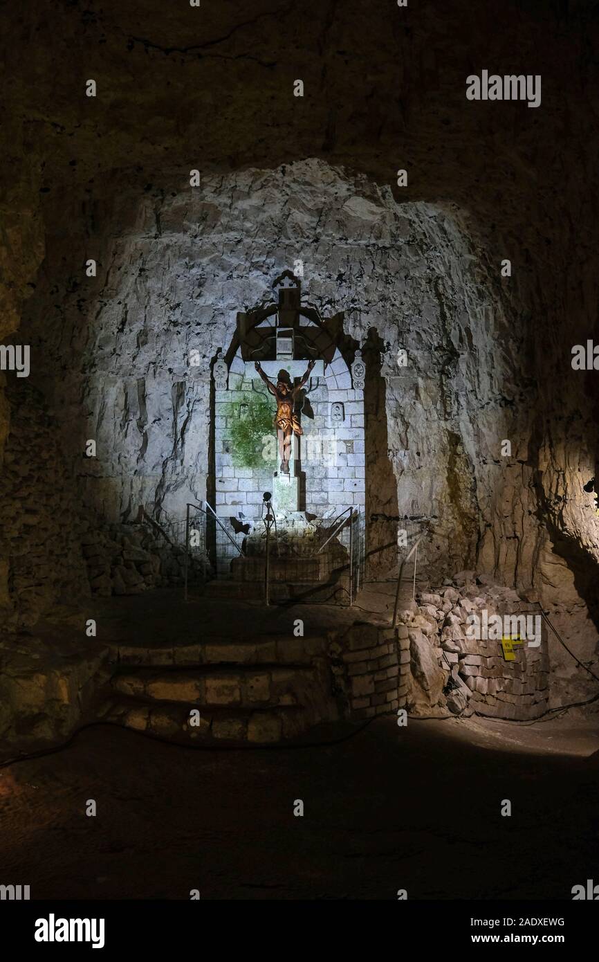 The caves, galleries, tunnels and engravings in the Cité souterraine de ...