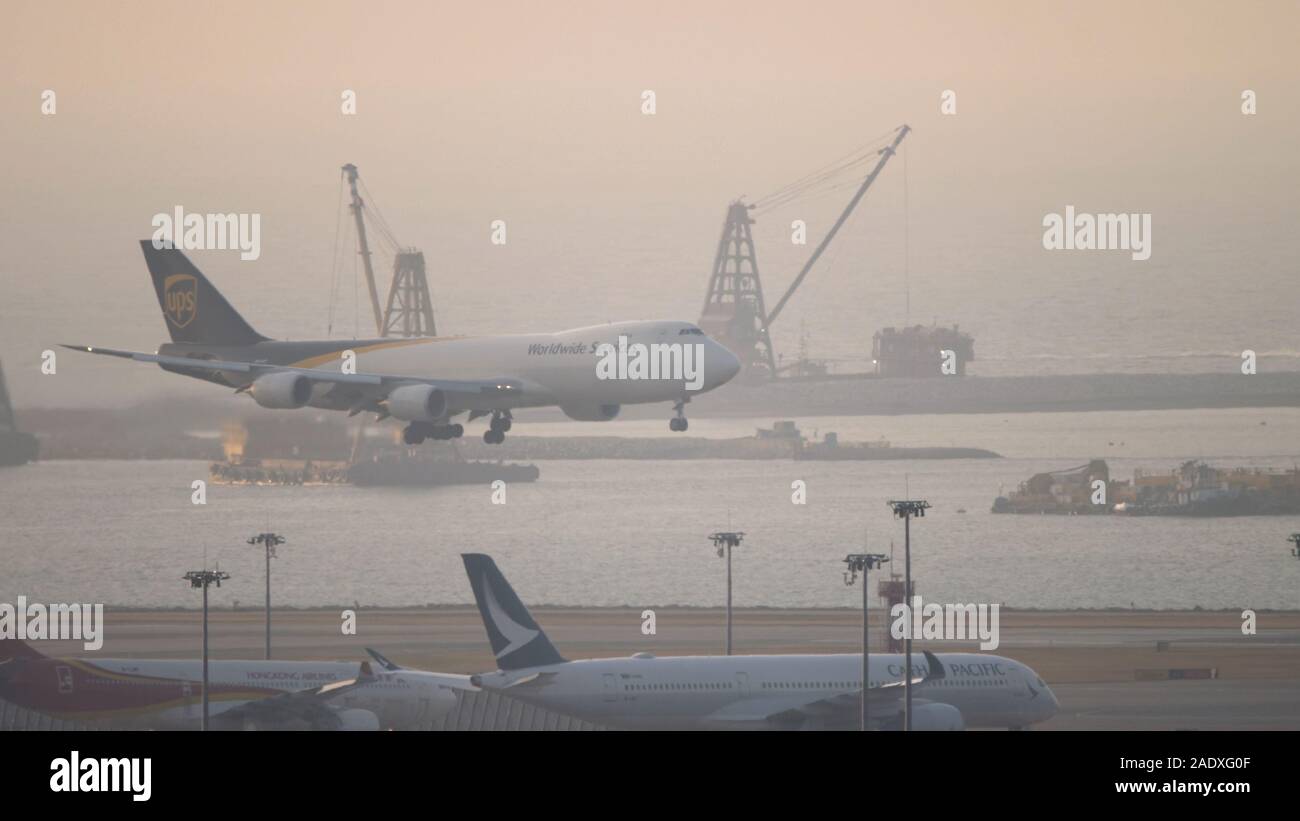 747 landing hi-res stock photography and images - Alamy