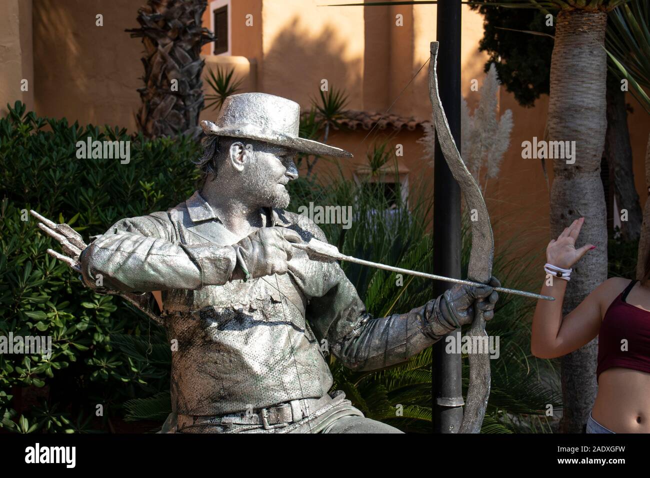 Street performer living statue hi-res stock photography and images - Alamy