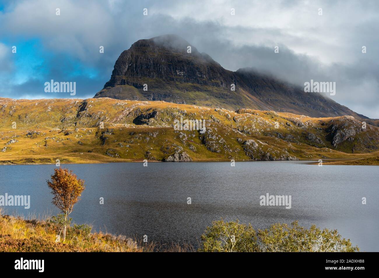 SUILVEN MOUNTAIN SUTHERLAND SCOTLAND AND THE FIONN LOCH IN AUTUMN Stock ...