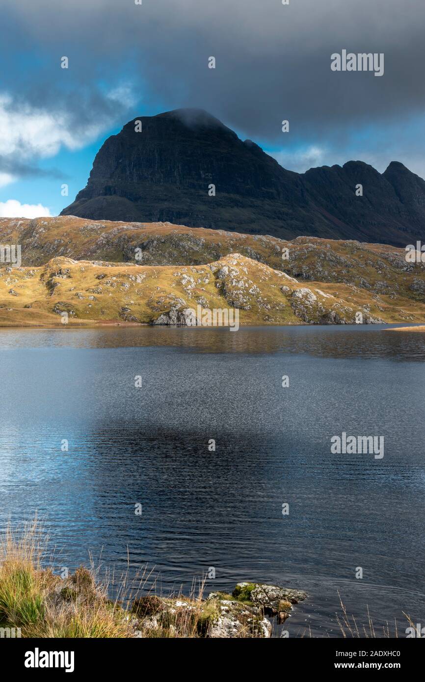 SUILVEN MOUNTAIN SUTHERLAND SCOTLAND REFLECTED IN THE FIONN LOCH Stock ...