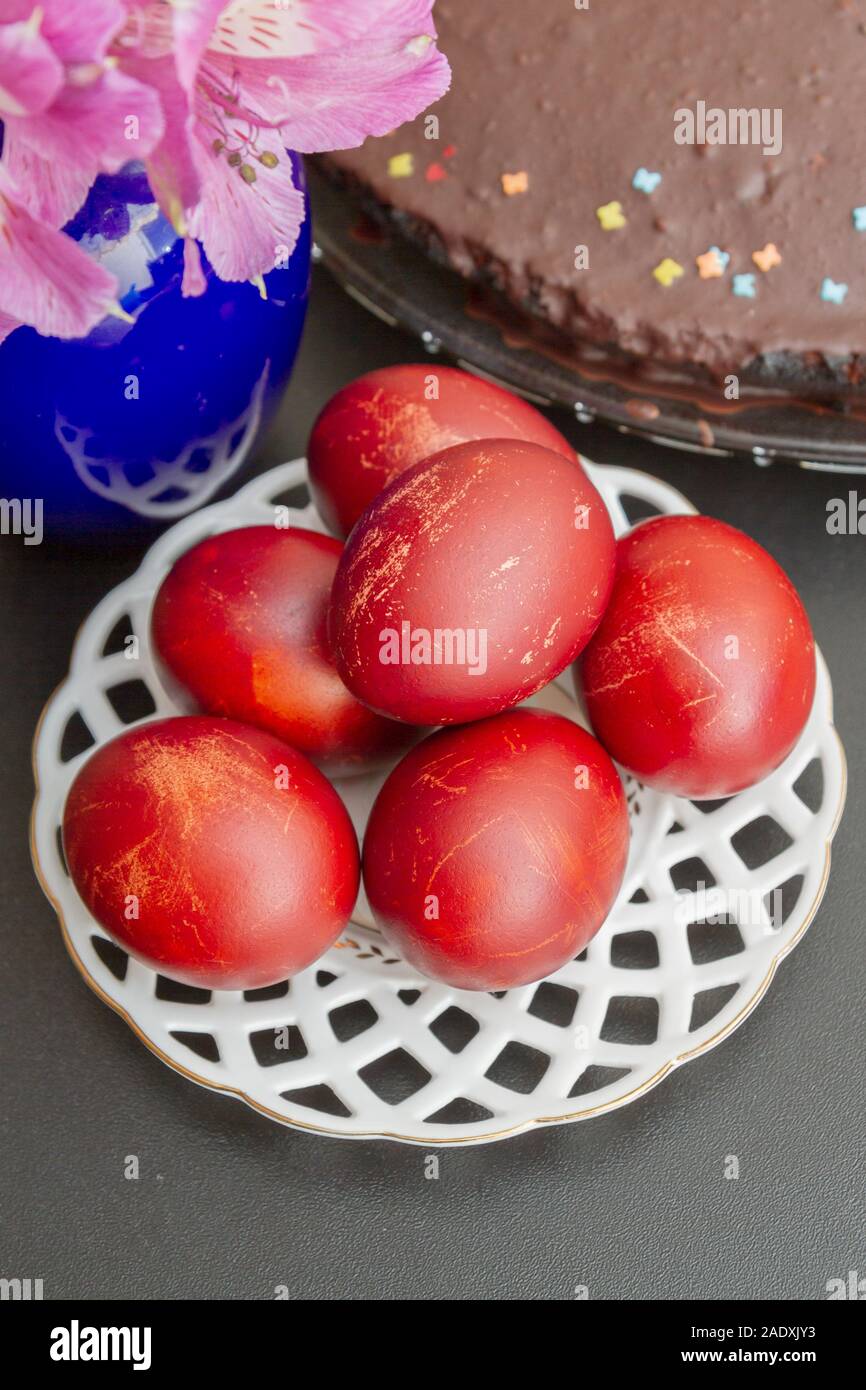 Dyed eggs in onion skins are at the plate Stock Photo - Alamy