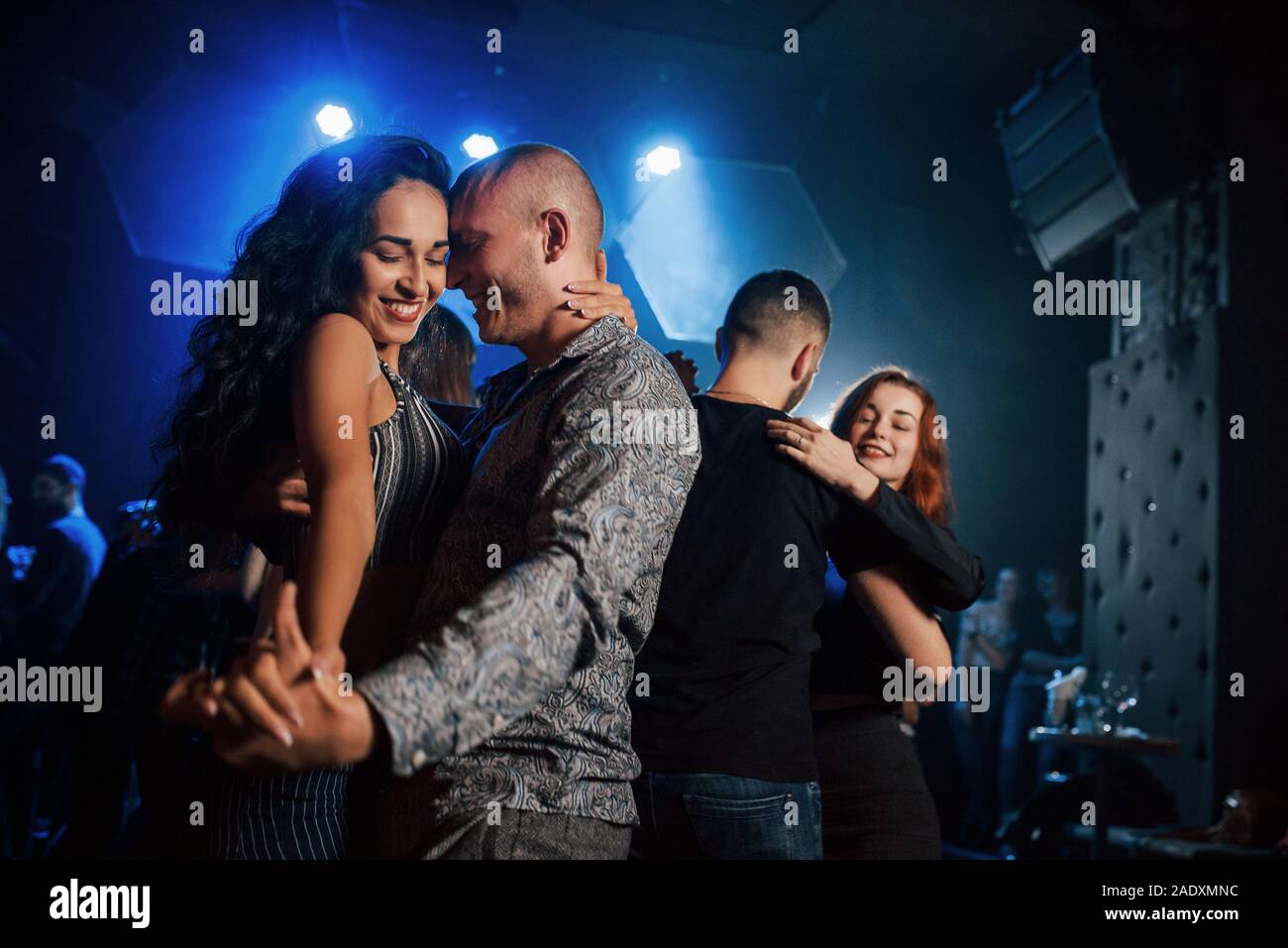 Night club dancing couple hi-res stock photography and images - Alamy