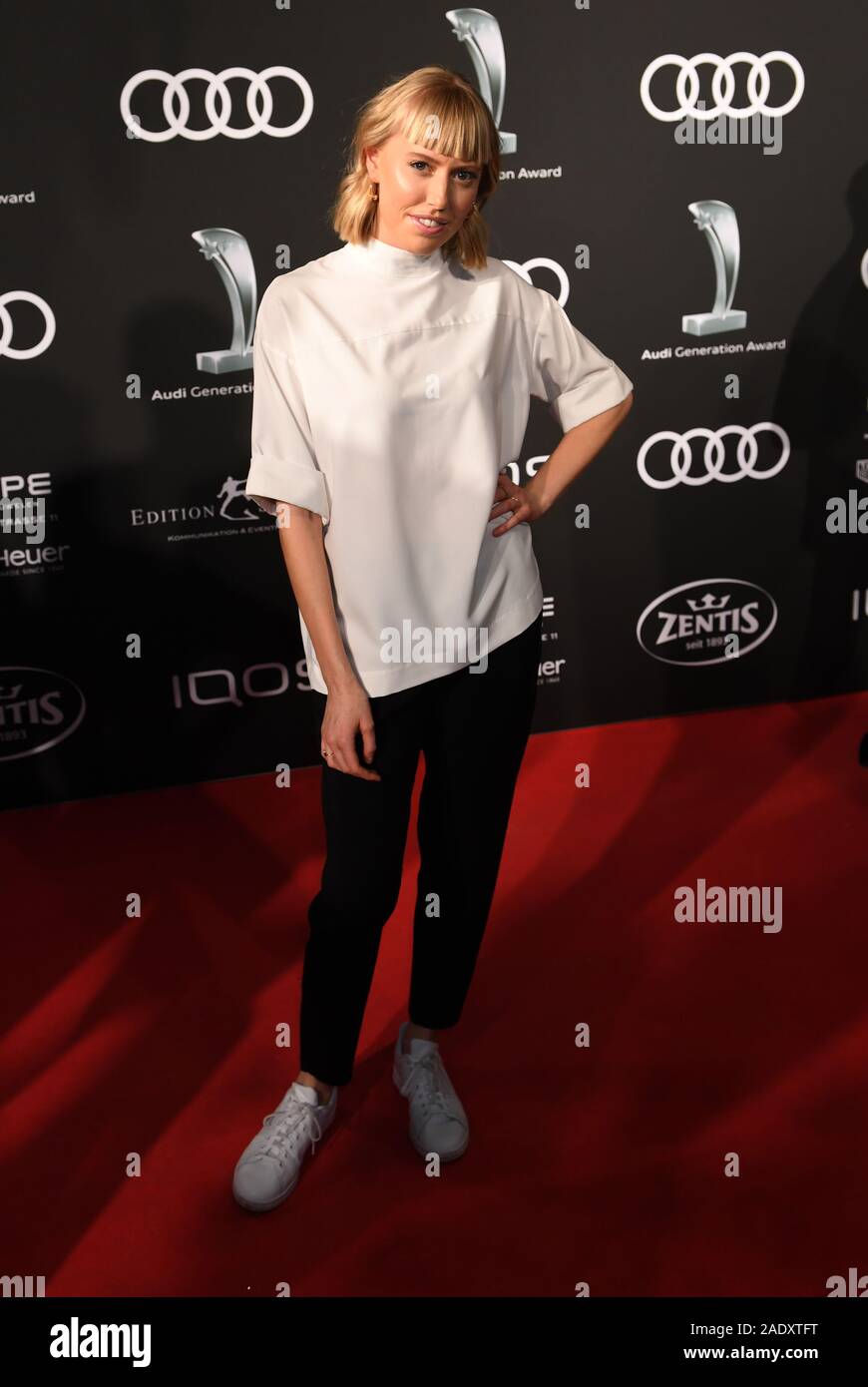 04 December 2019, Bavaria, Munich: The singer Lea walks the red carpet ...