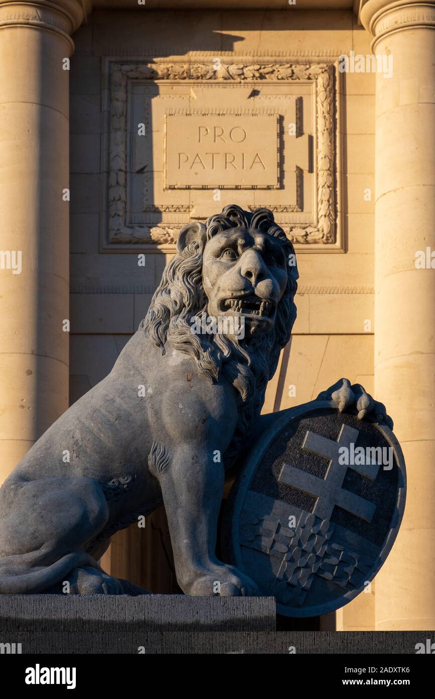 Menin Gate lion, Ypres Stock Photo - Alamy