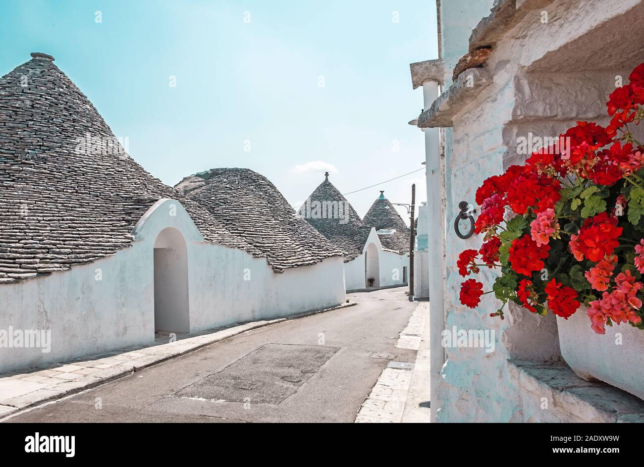 Puglia apulia italy round house hi-res stock photography and images - Alamy
