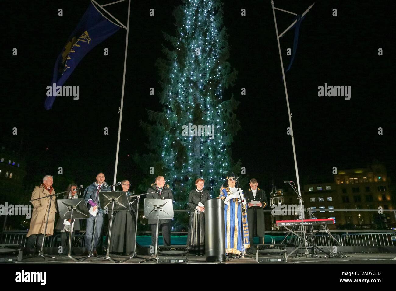 Trafalgar square christmas tree 2019 hi-res stock photography and ...