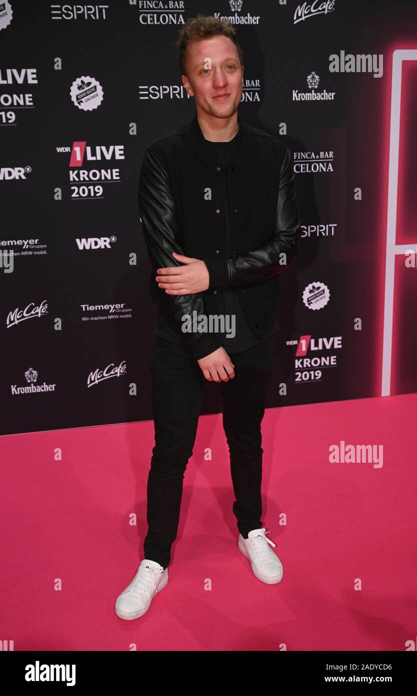 Cologne, Germany. 05th Dec, 2019. The singer Joris comes to the award ...