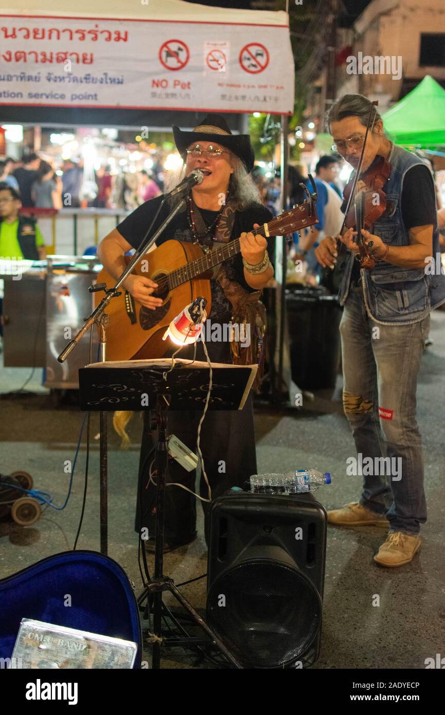 Band playing to a crowd hi-res stock photography and images - Alamy