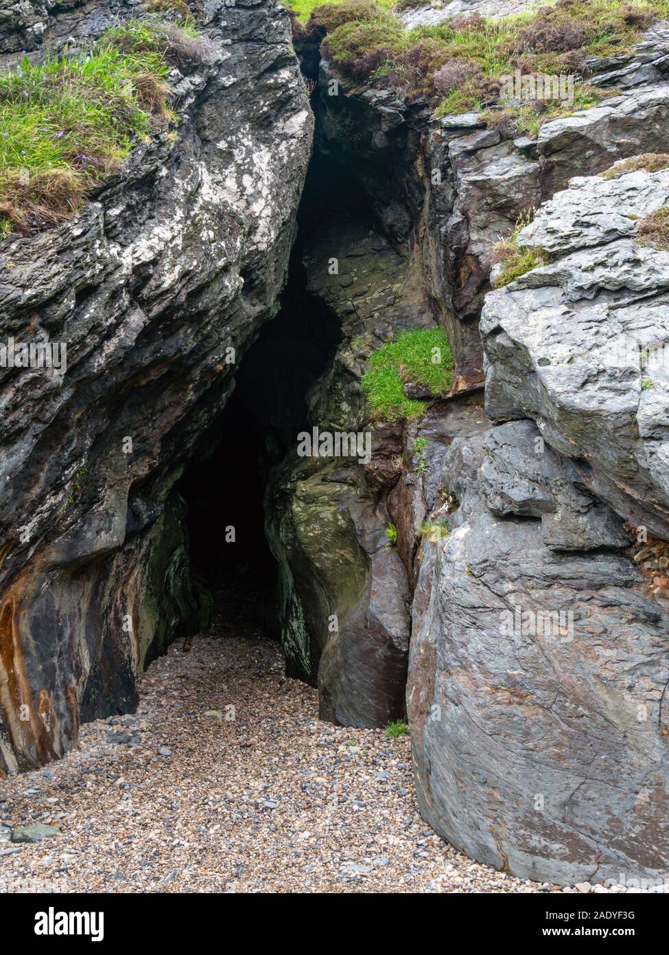 Entrance to Uamh Shiorruidh (Endless Cave), Kiloran Bay, Isle of ...