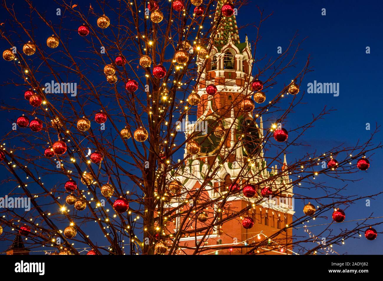 Russia, Moscow. New Year decorations on the Red Square Stock Photo - Alamy