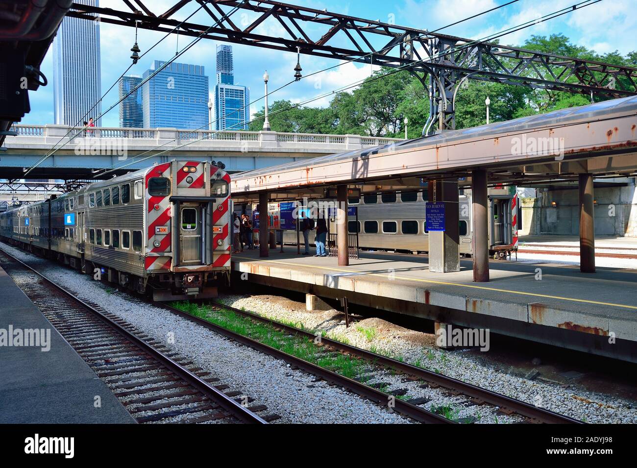 Chciago, Illinois, USA. A Metra commuter train arriving at Chicago's ...