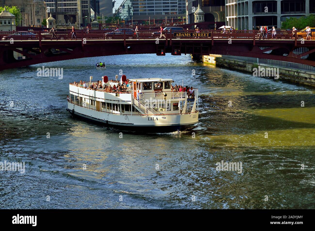 Chicago, Illinois, USA. A tour boat cruising the Chicago River after ...