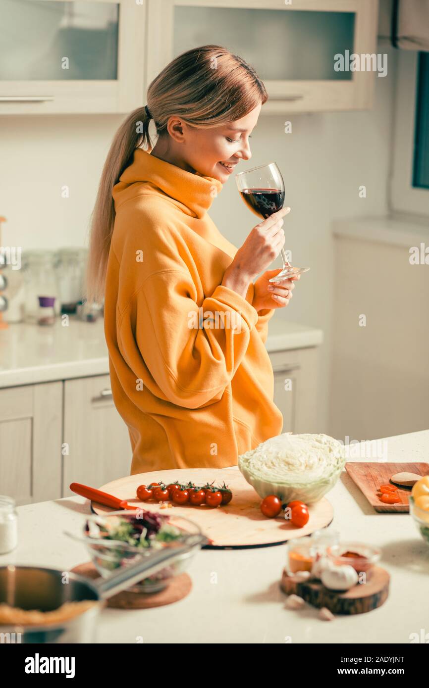 Lady smelling hi-res stock photography and images - Alamy