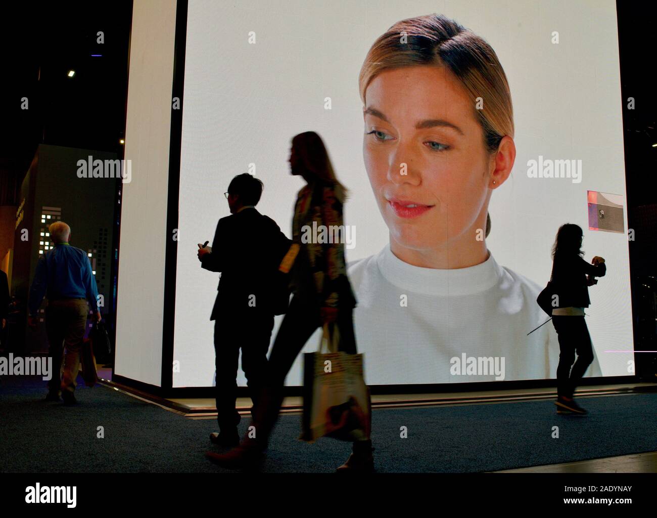 People watching billboard hi-res stock photography and images - Alamy