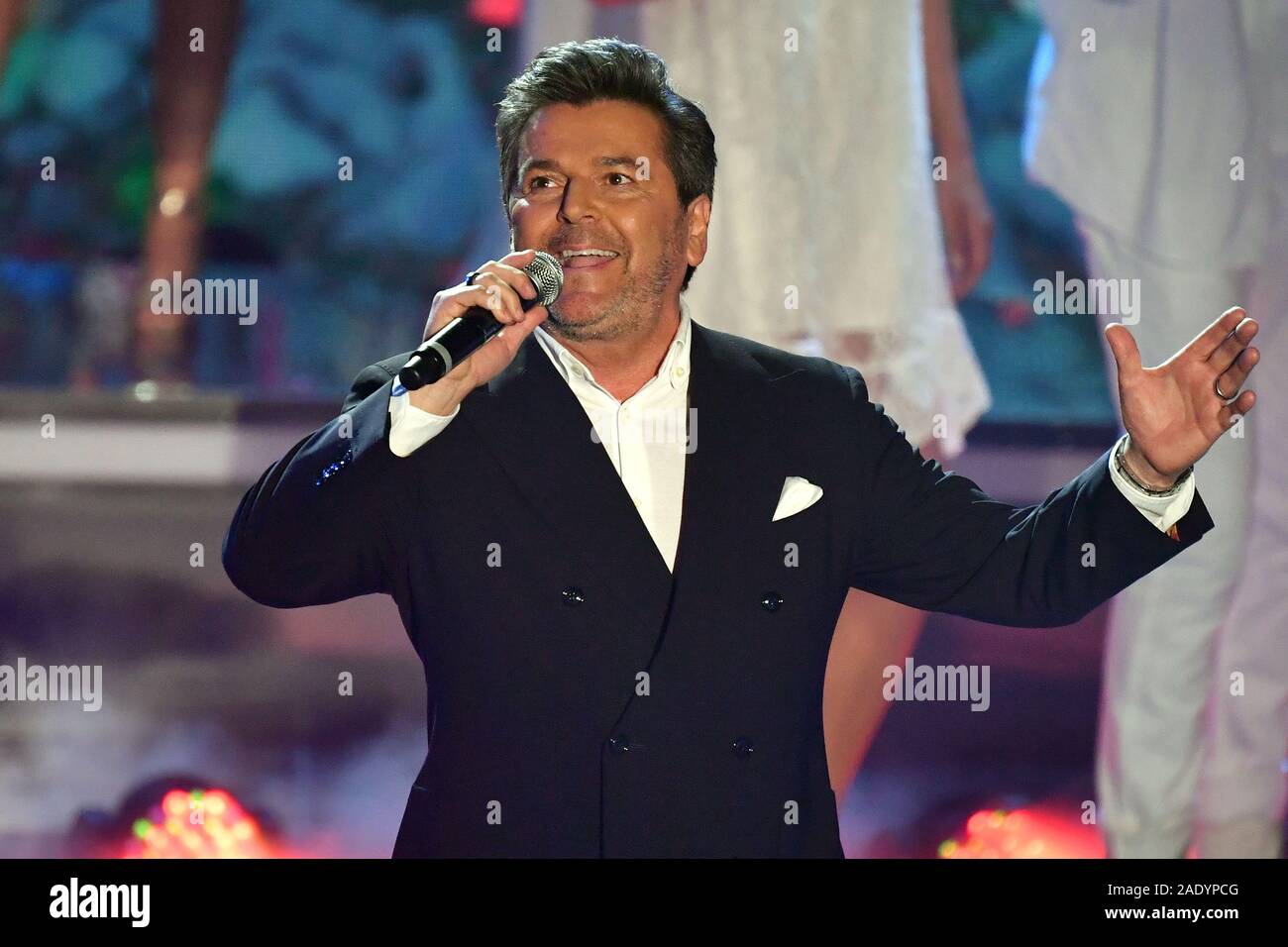 Munich, Deutschland. 04th Dec, 2019. Thomas ANDERS (Saenger) sings ...
