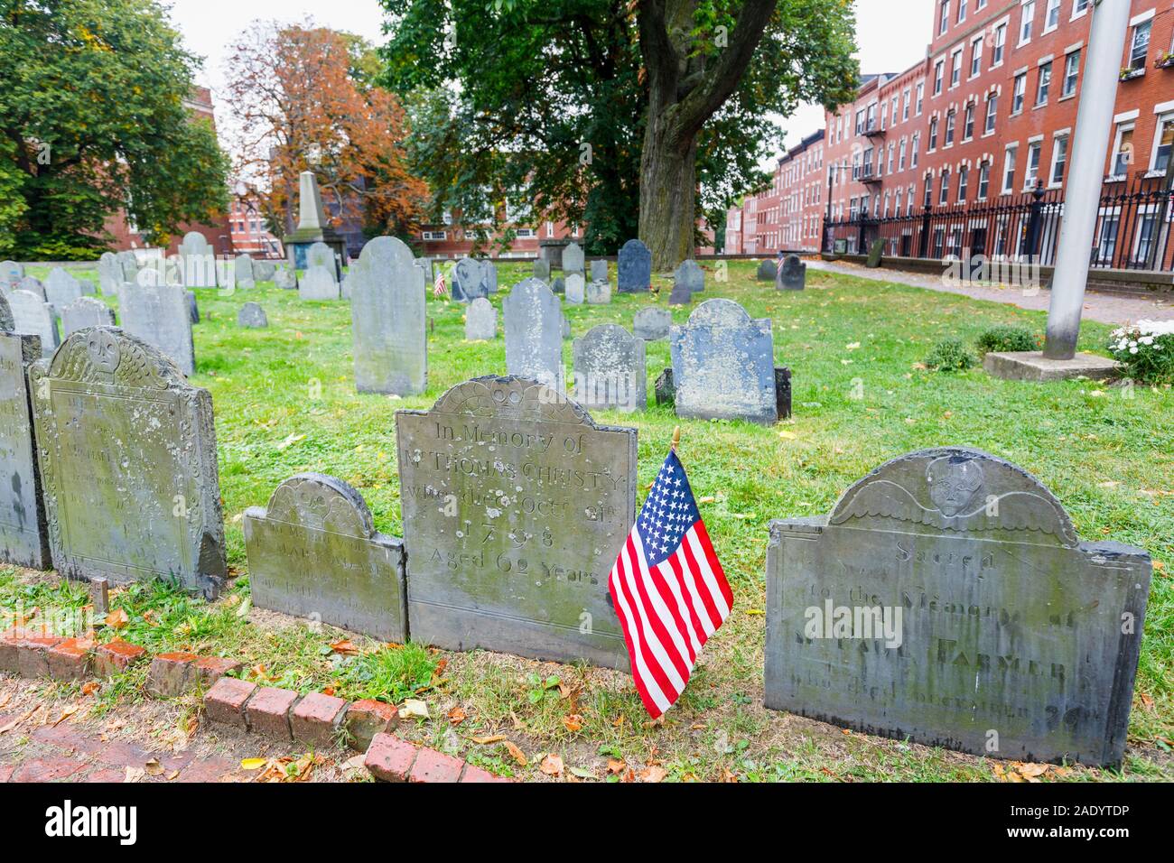 Gravestones graves headstones tombstones tombs hi-res stock photography and images - Alamy