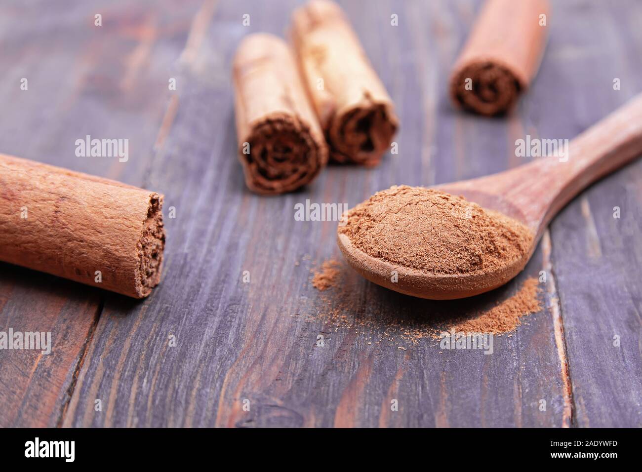 Ceylon cinnamon sticks and powder close-up Stock Photo - Alamy