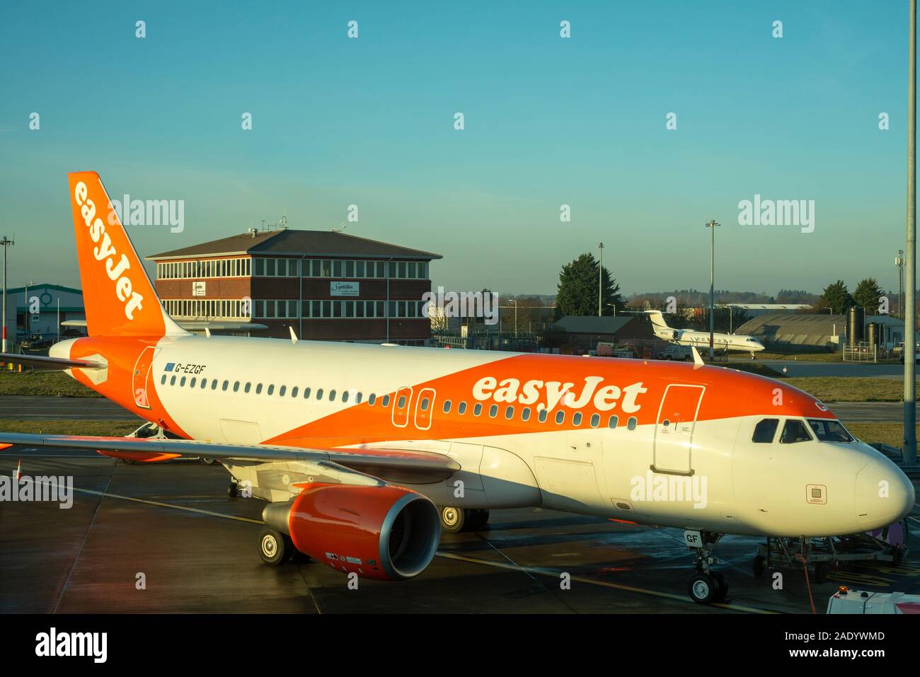 A319 easy jet passenger aircraft hi-res stock photography and images ...