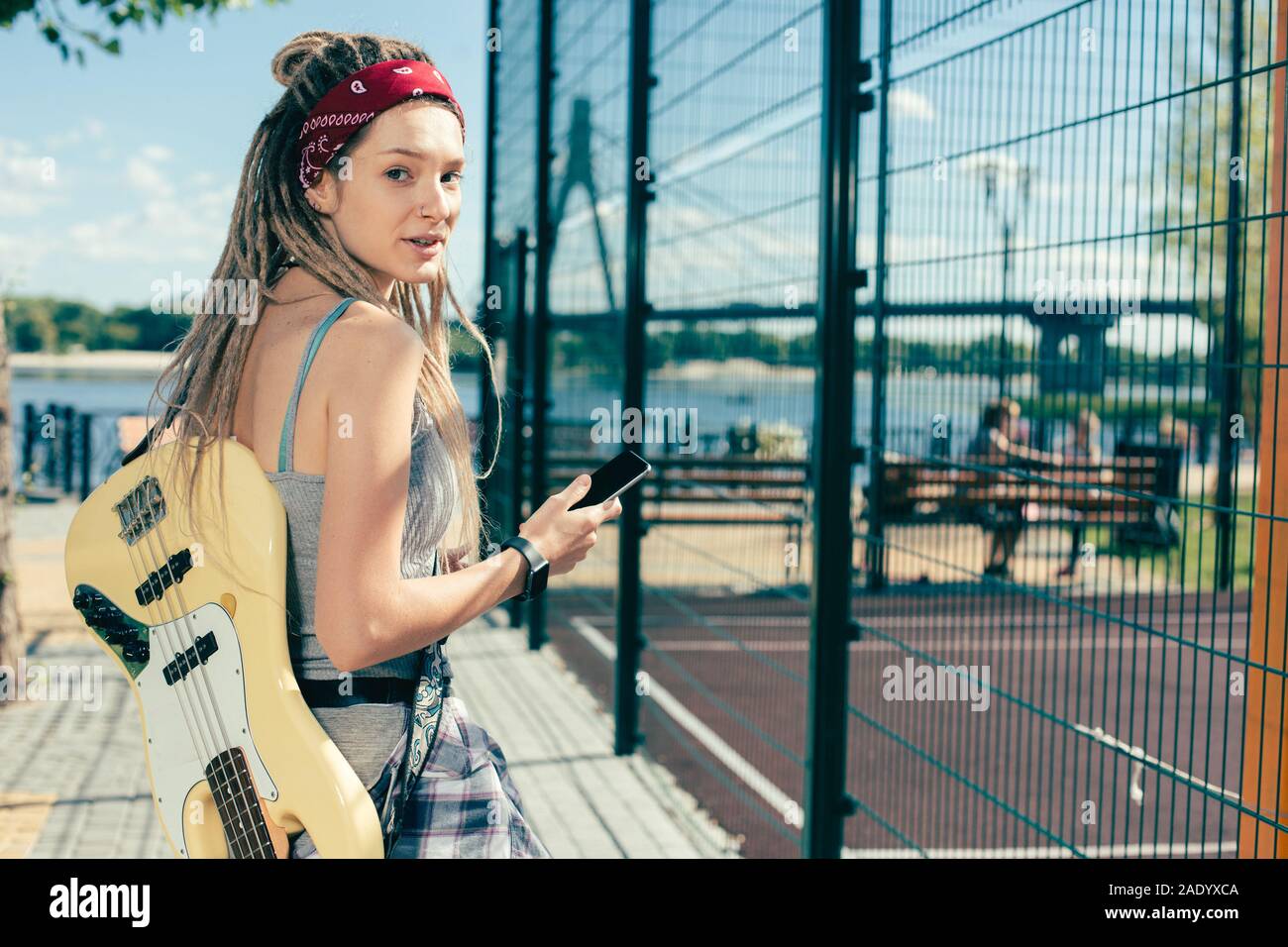 Women turning head hi-res stock photography and images - Alamy