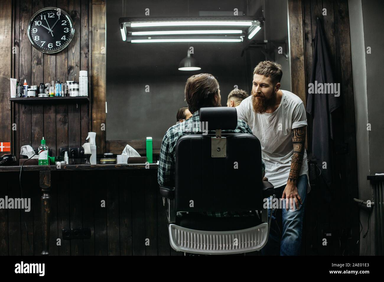 Haircut salon talking hi-res stock photography and images - Alamy
