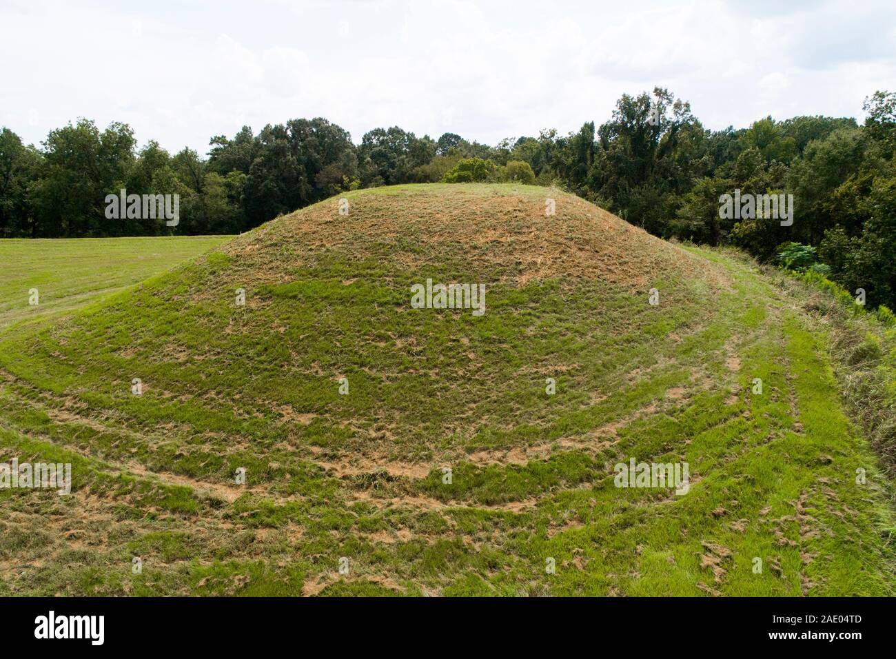 Emerald Natchez indian Mound on the Natchez Trace Parkway Mississippi ...