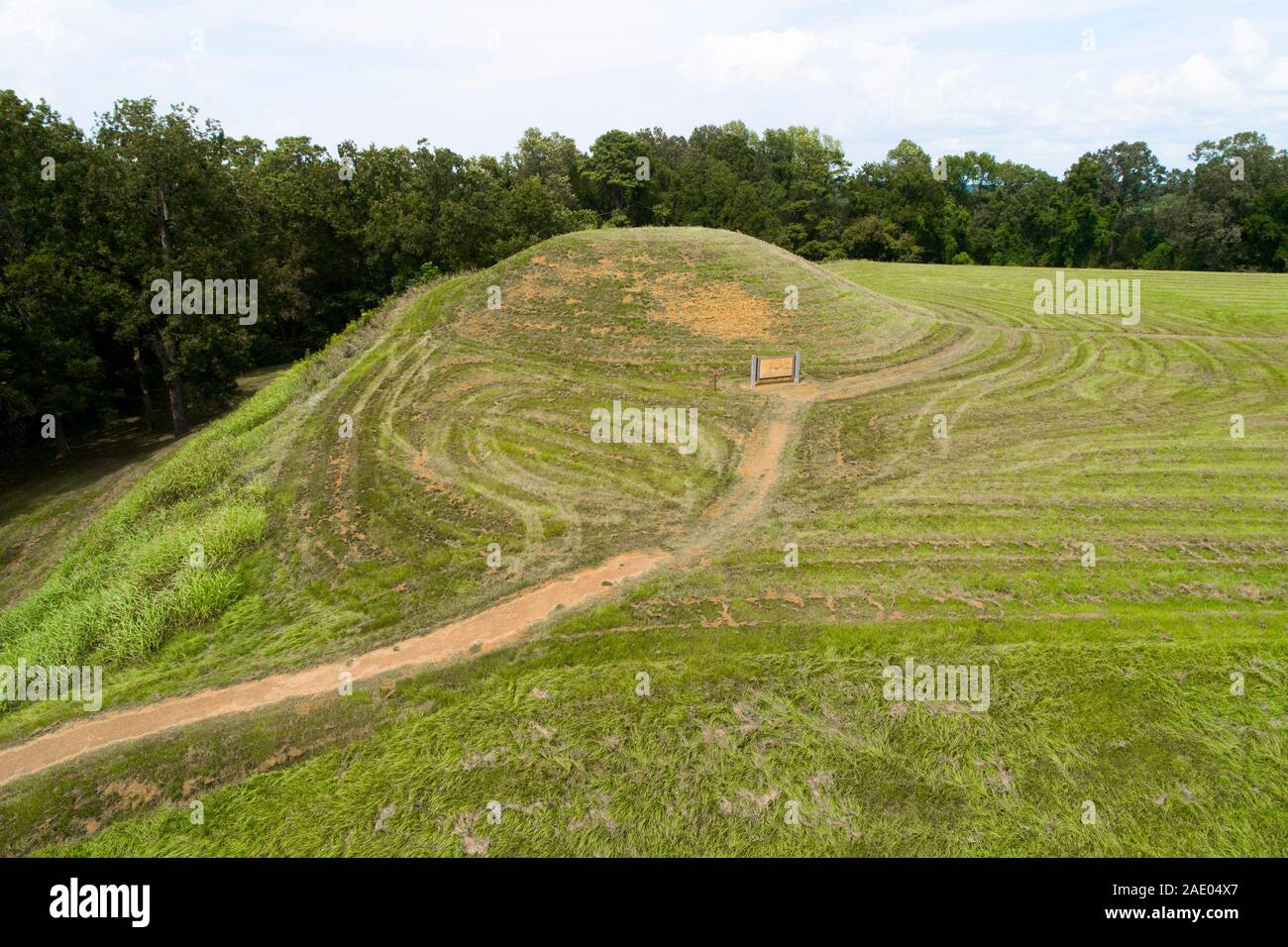 Emerald Natchez indian Mound on the Natchez Trace Parkway Mississippi ...