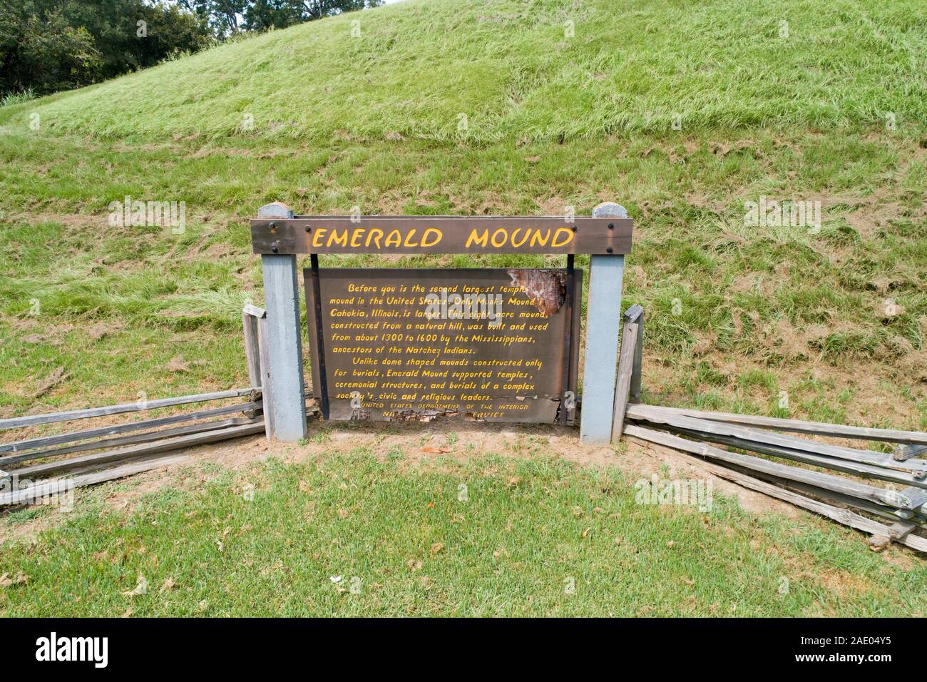 Emerald Natchez indian Mound on the Natchez Trace Parkway Mississippi ...