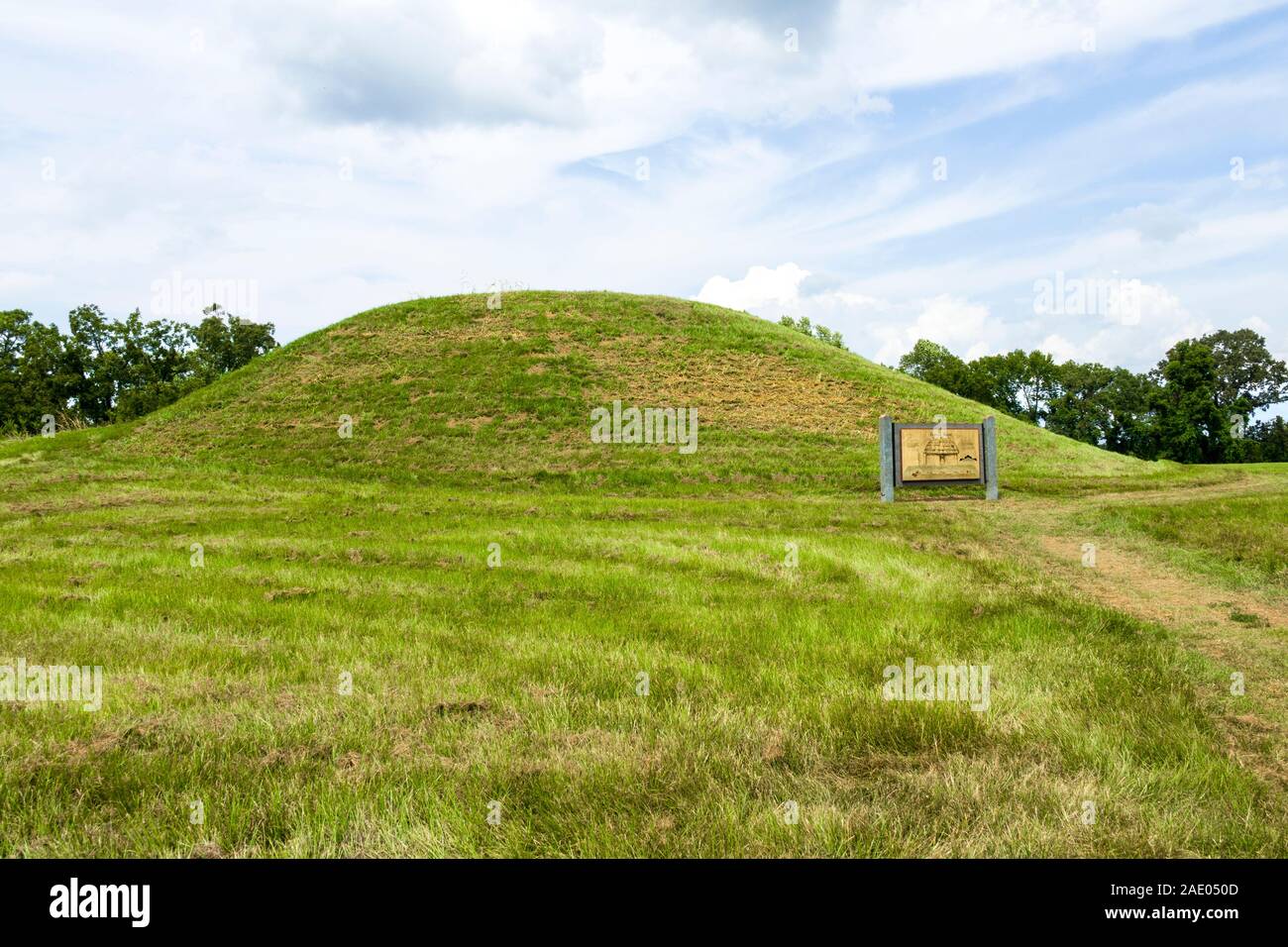 Emerald Natchez indian Mound on the Natchez Trace Parkway Mississippi ...