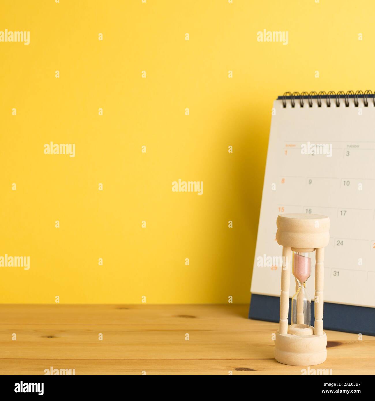 Hourglass and calendar hi-res stock photography and images - Alamy