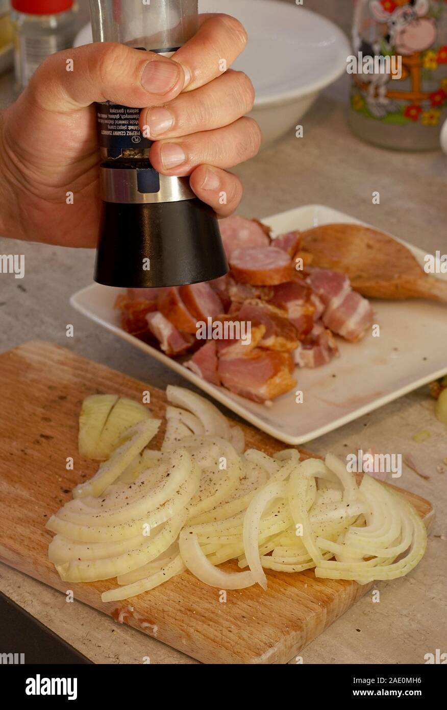 man seasoning with chopped, raw onion Stock Photo - Alamy