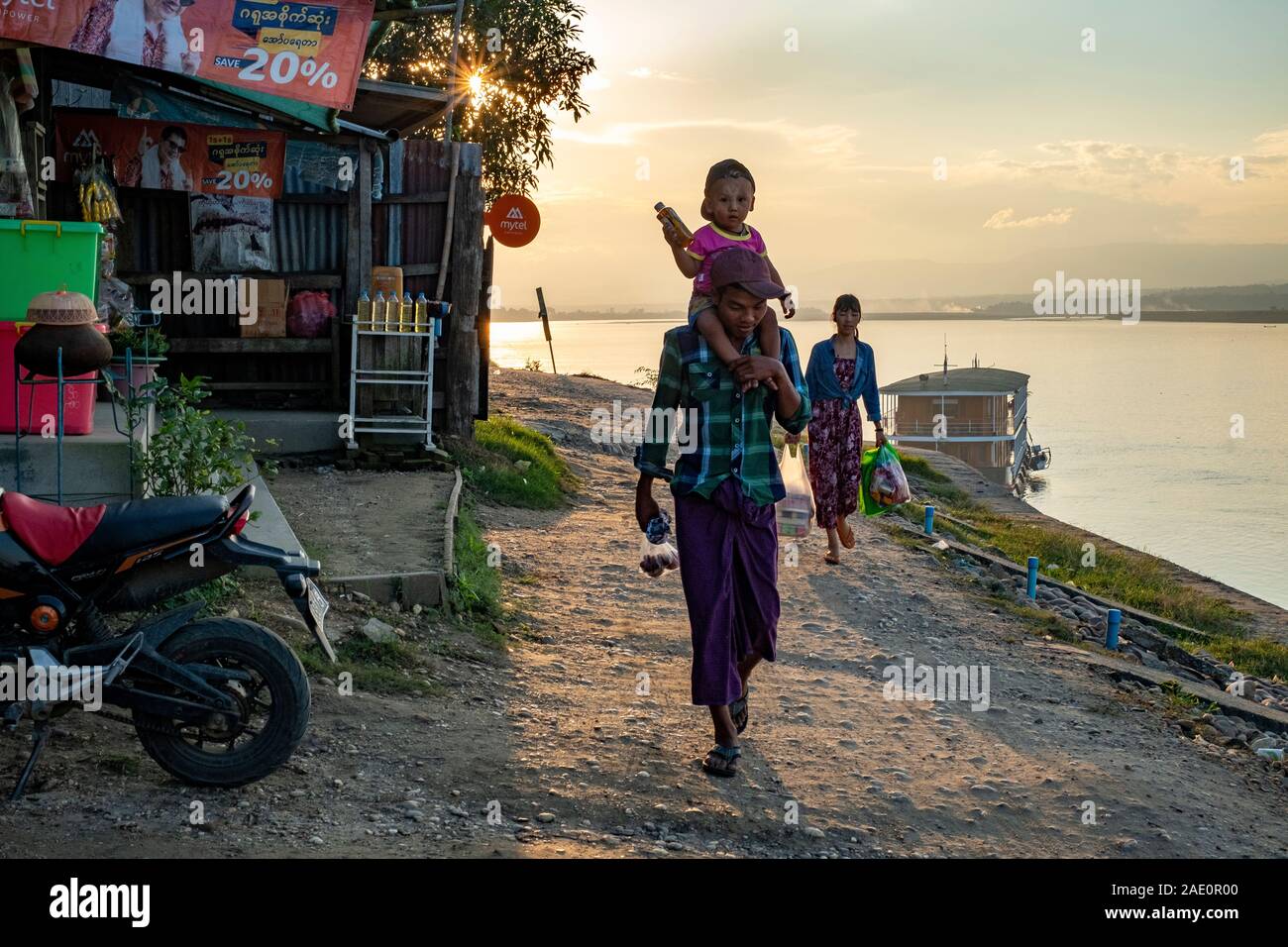 Myanmar family hi-res stock photography and images - Alamy
